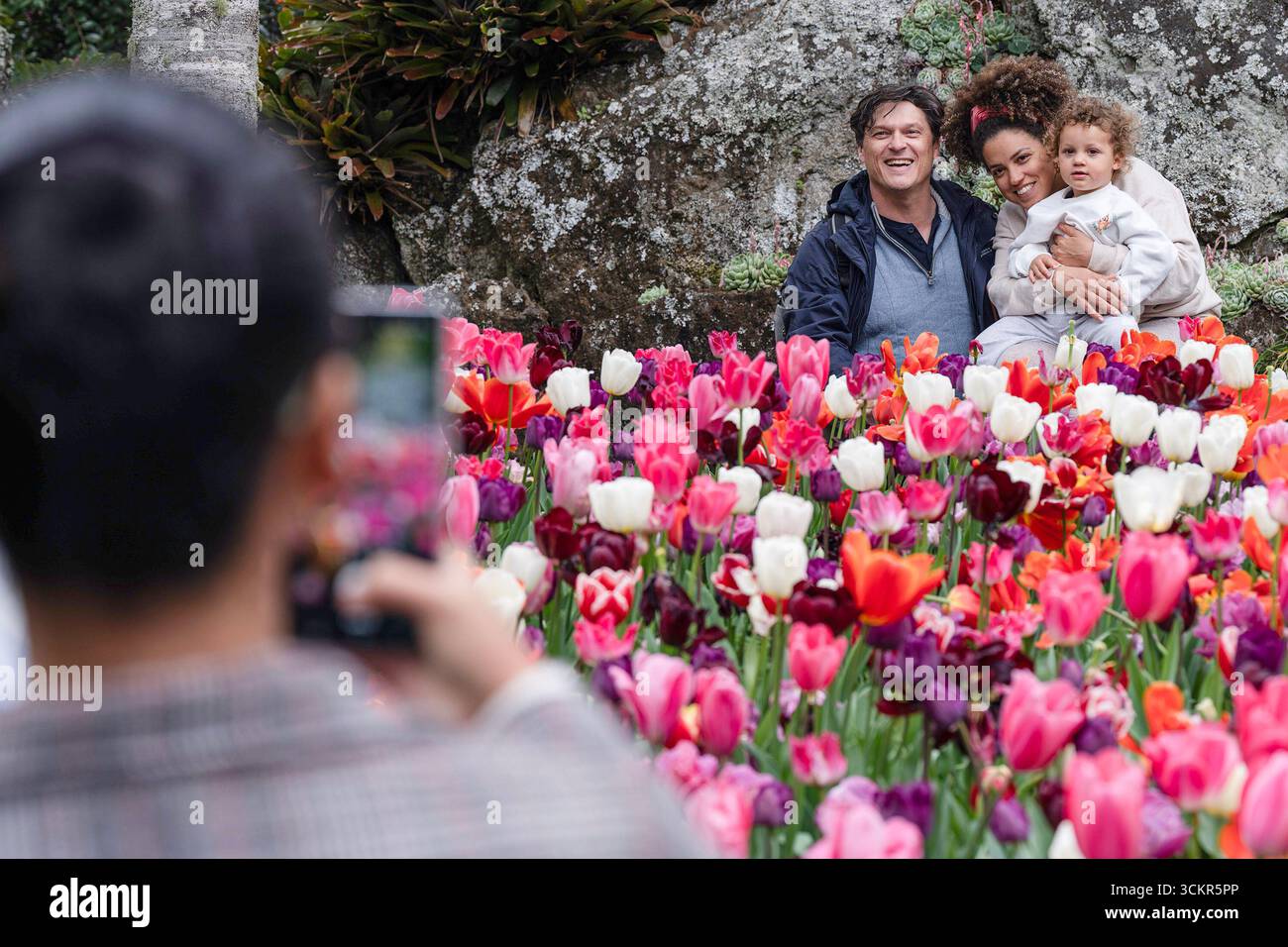 (250913) -- AUCKLAND, Sept. 13, 2025 (Xinhua) -- People pose for photos ...