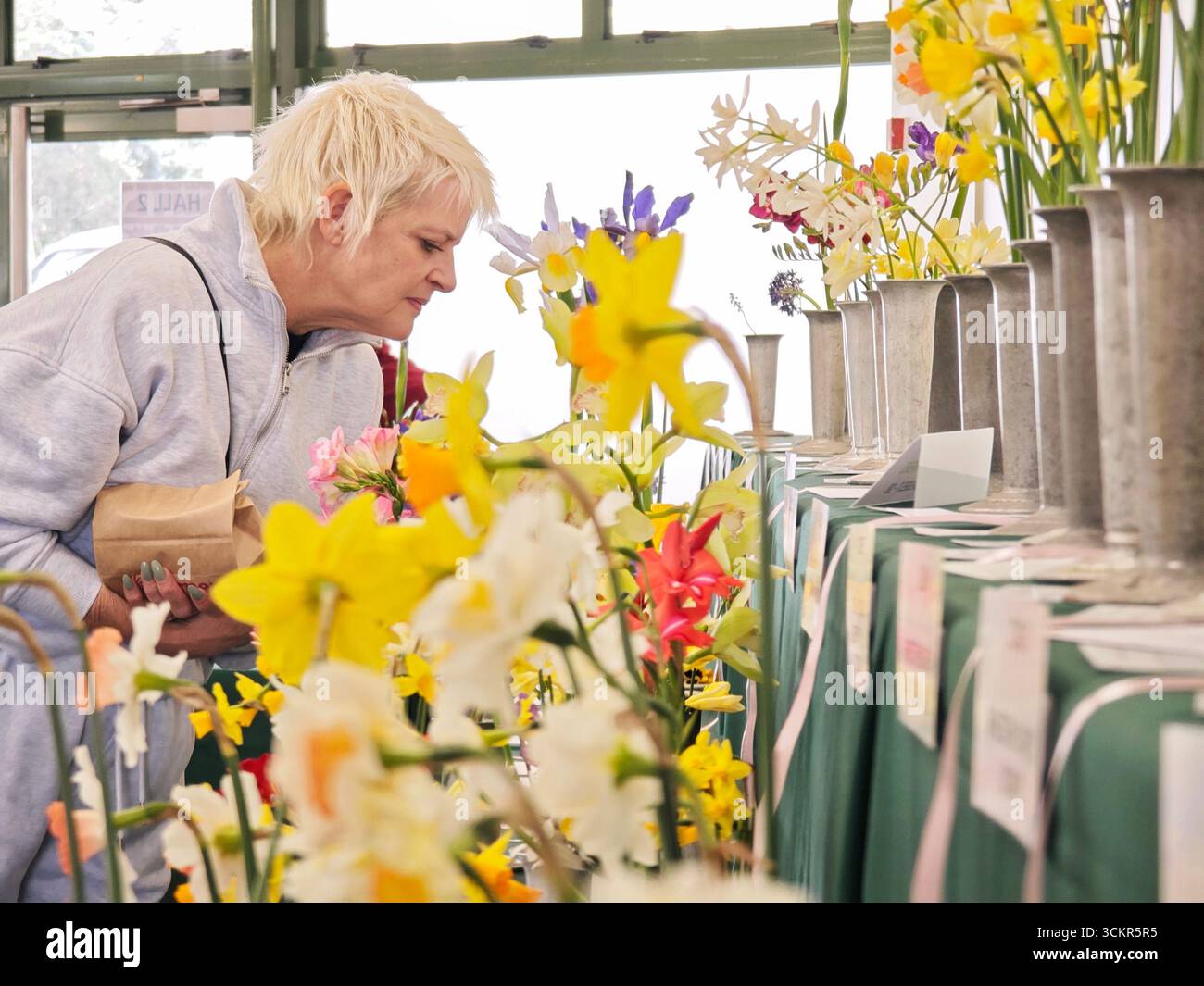 (250913) -- AUCKLAND, Sept. 13, 2025 (Xinhua) -- A woman views flowers ...