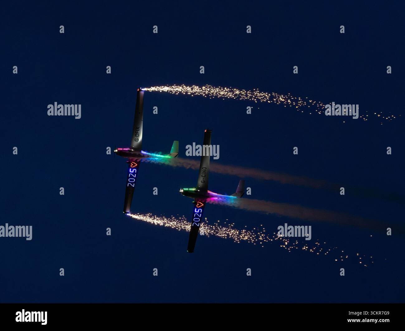 Airborne Pyrotechnics flying Grob 109b motor gliders with LED lights ...