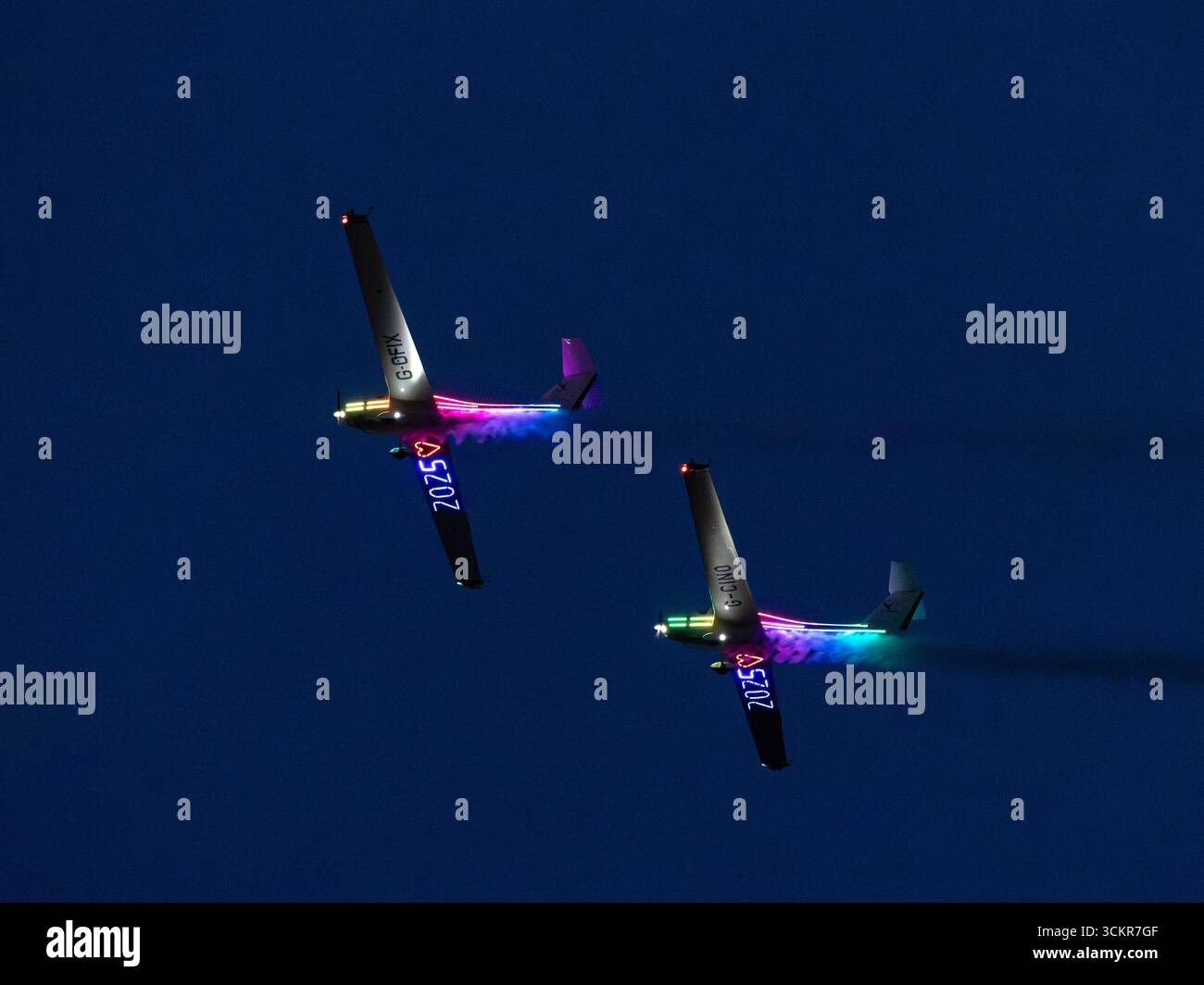 Airborne Pyrotechnics flying Grob 109b motor gliders with LED lights ...