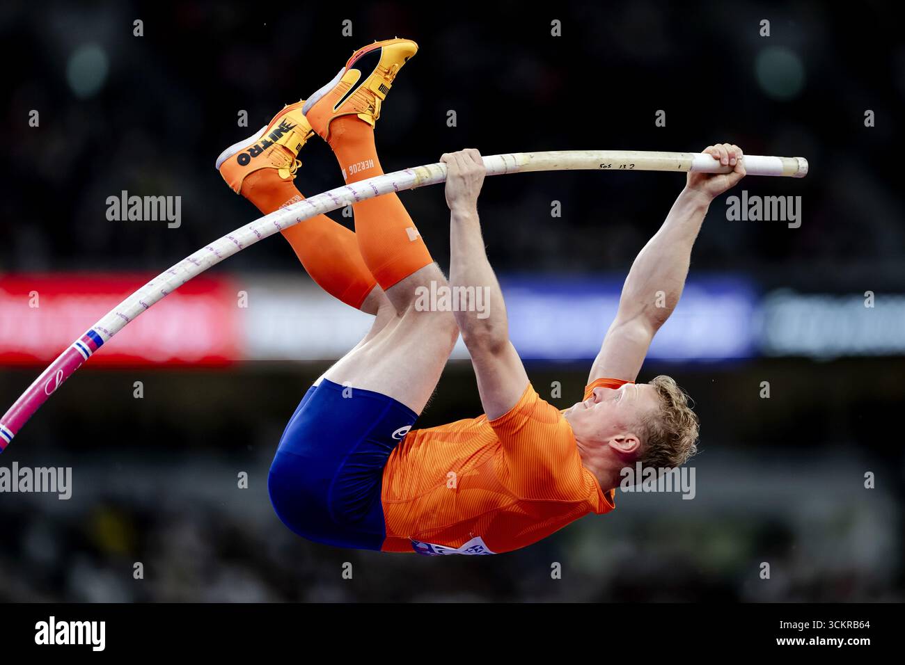 TOKYO - Menno Vloon in the pole vault event during the World Athletics ...