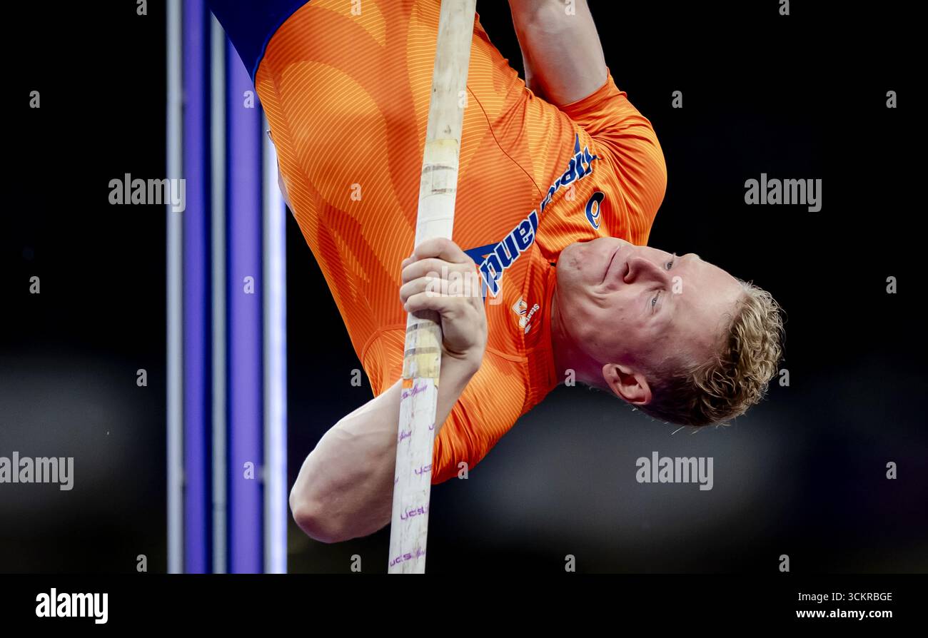 TOKYO - Menno Vloon in the pole vault event at the World Athletics ...