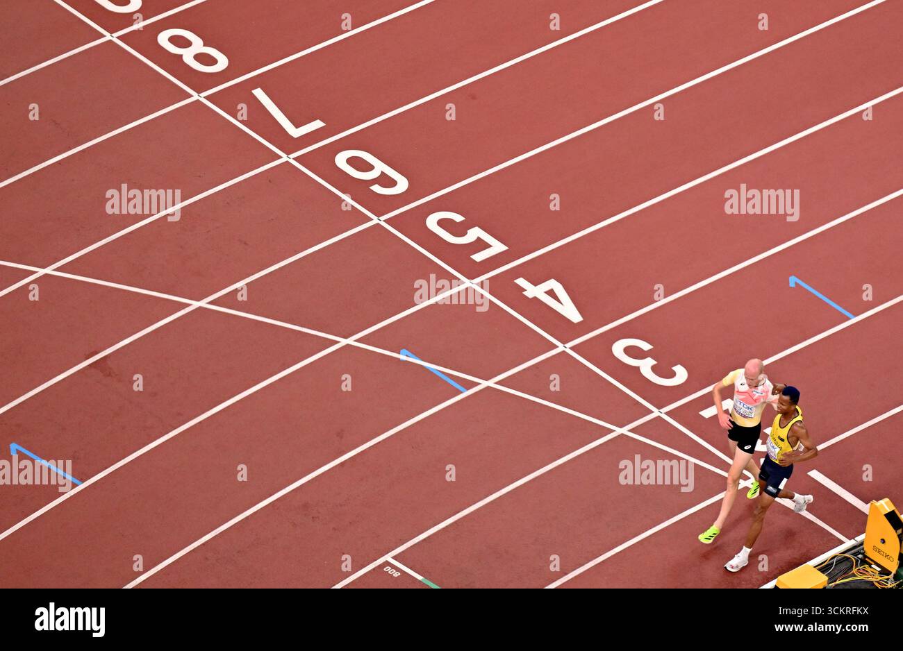 (250913) -- TOKYO, Sept. 13, 2025 (Xinhua) -- Tim Van De Velde (L) of Belgium helps Carlos San ...