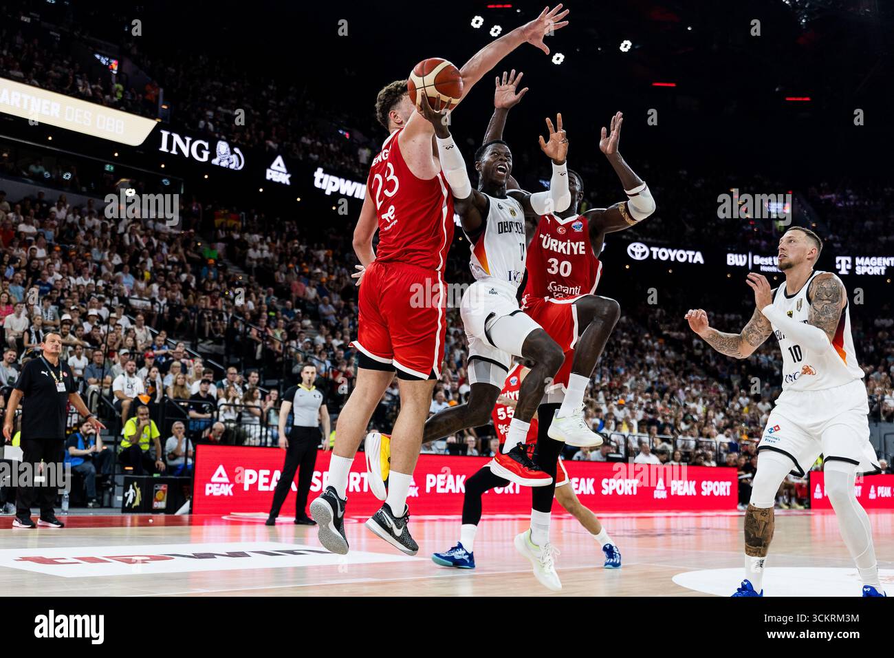 Alperen Sengun (T?rkei, 23), Dennis Schr?der (Deutschland, 17) im Wurf ...