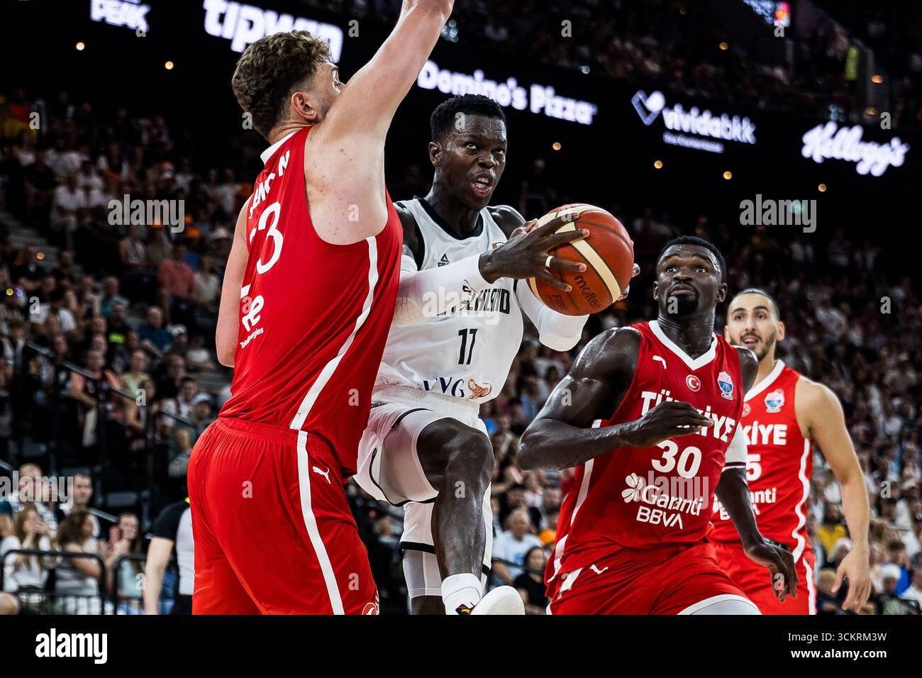 Alperen Sengun (T?rkei, 23), Dennis Schr?der (Deutschland, 17) im Wurf ...