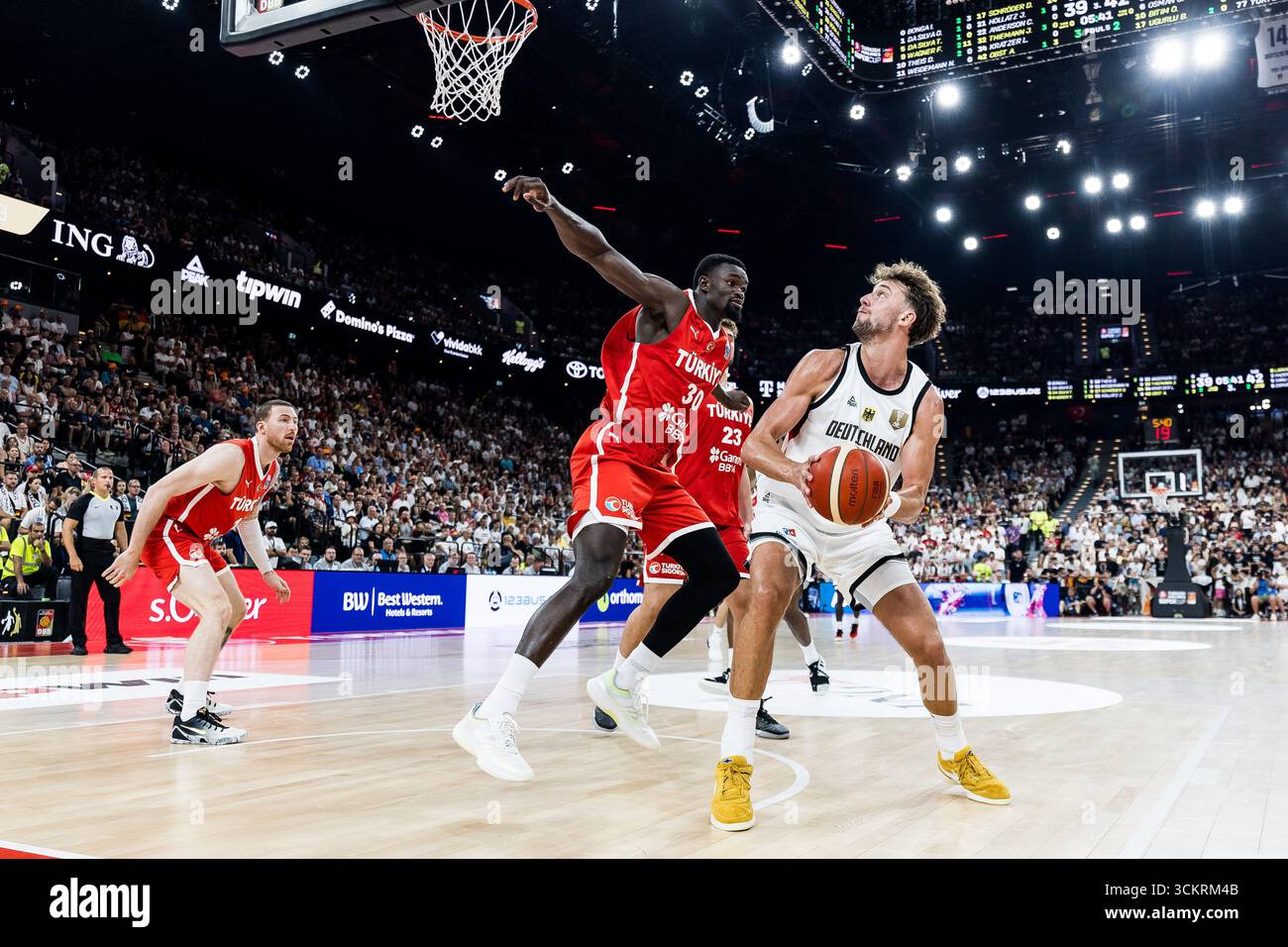 Adem Bona (T?rkei, 30), Franz Wagner (Deutschland, 9) am Ball Turkish ...