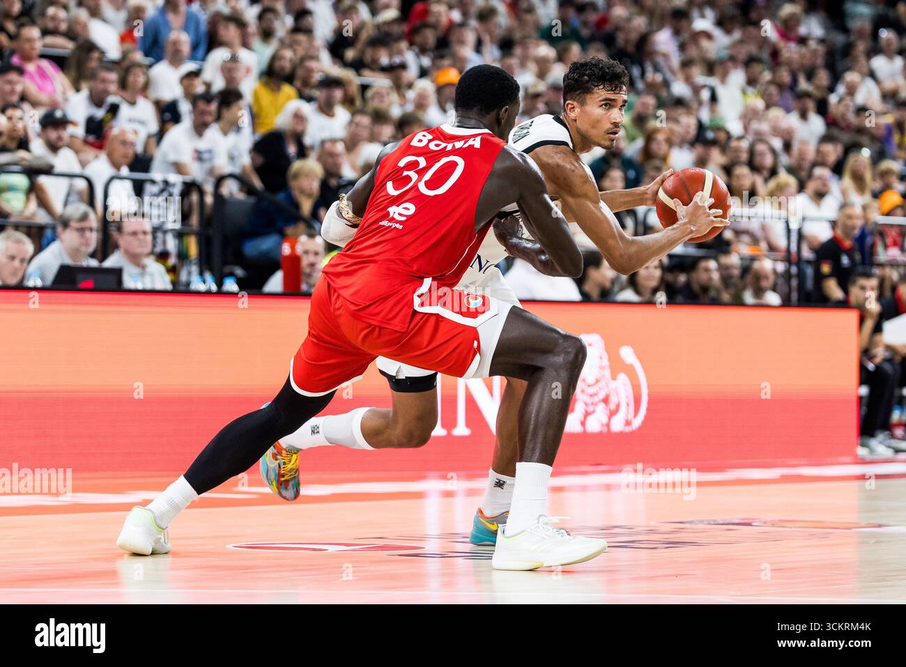 Adem Bona (T?rkei, 30), Tristan Da Silva (Deutschland, 5) am Ball ...