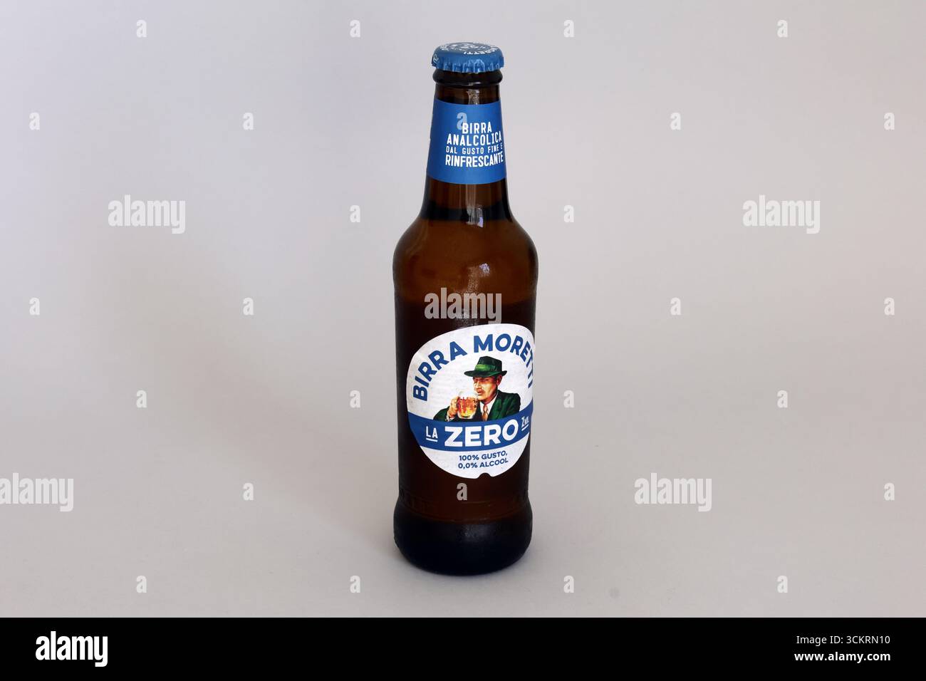 Birra Moretti La Zero, Italian non-alcoholic beer Stock Photo - Alamy