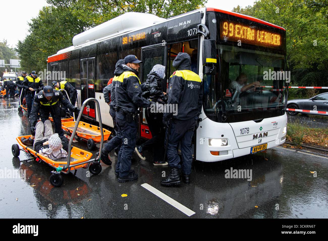 THE HAGUE - Police officers intervene in a blockade by climate ...