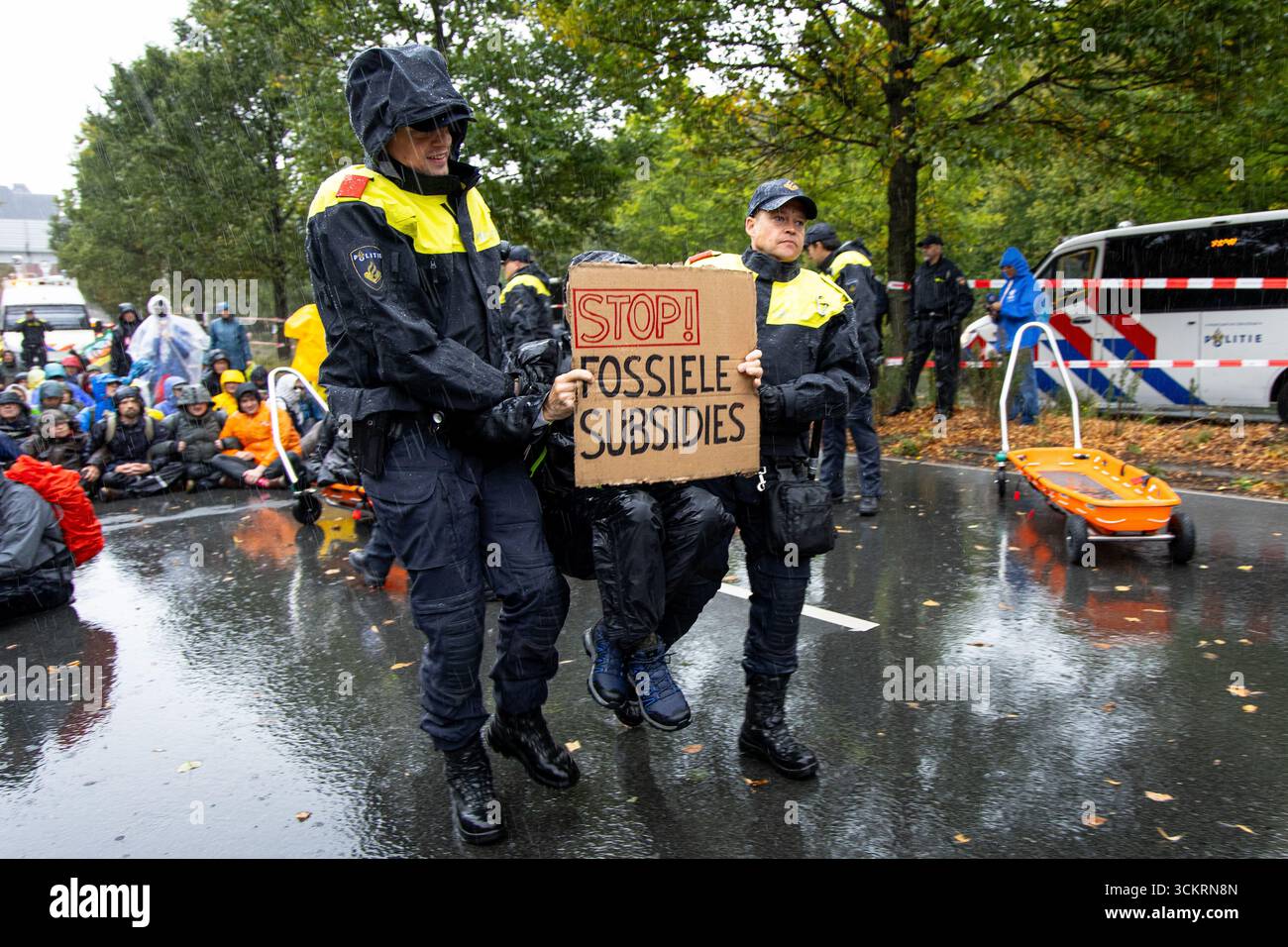THE HAGUE - Police officers intervene in a blockade by climate ...