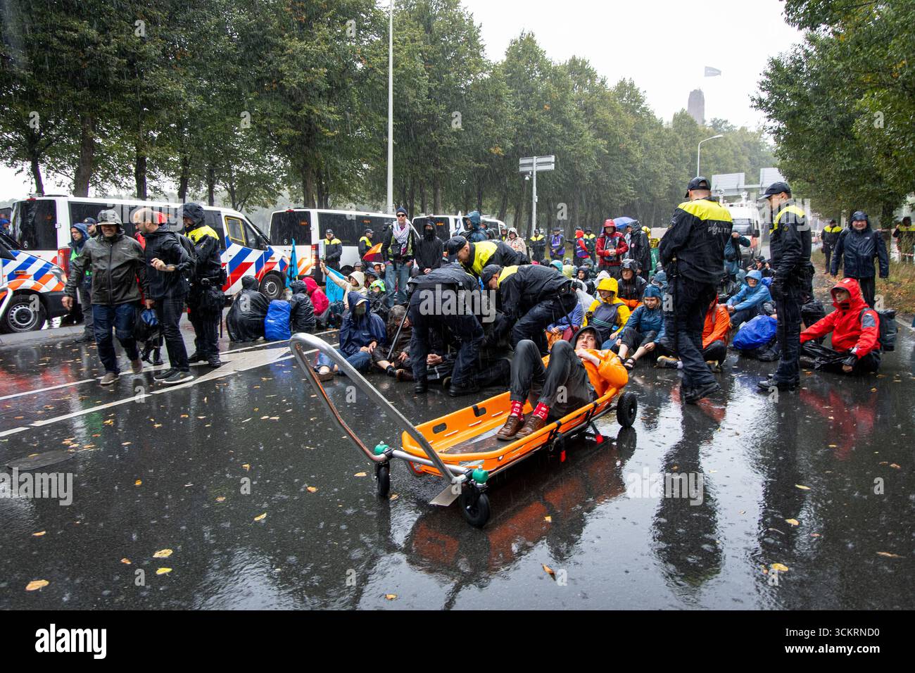 THE HAGUE - Police officers intervene in a blockade by climate ...