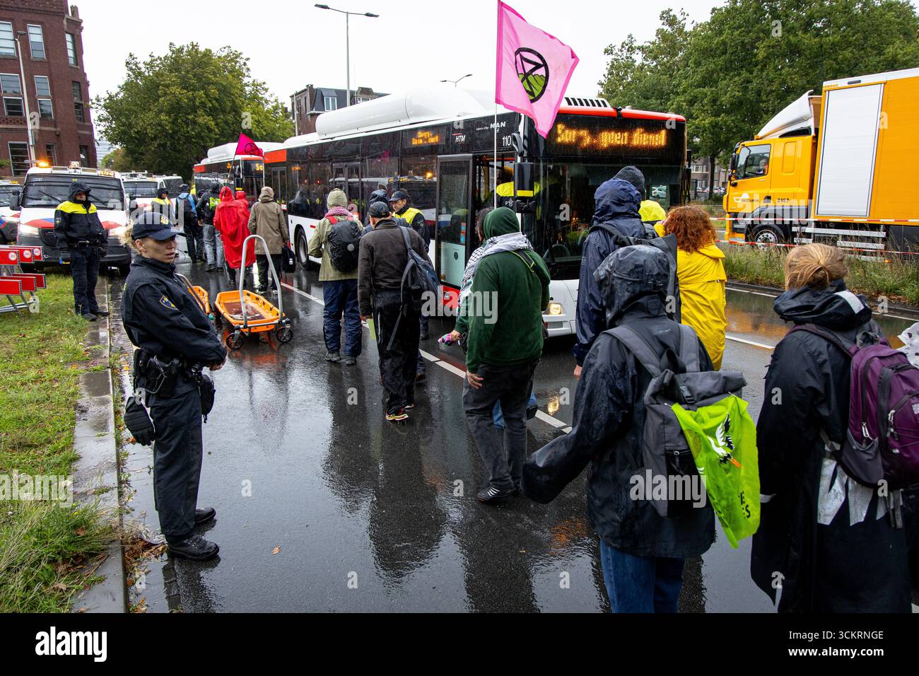 THE HAGUE - Police officers intervene in a blockade by climate ...