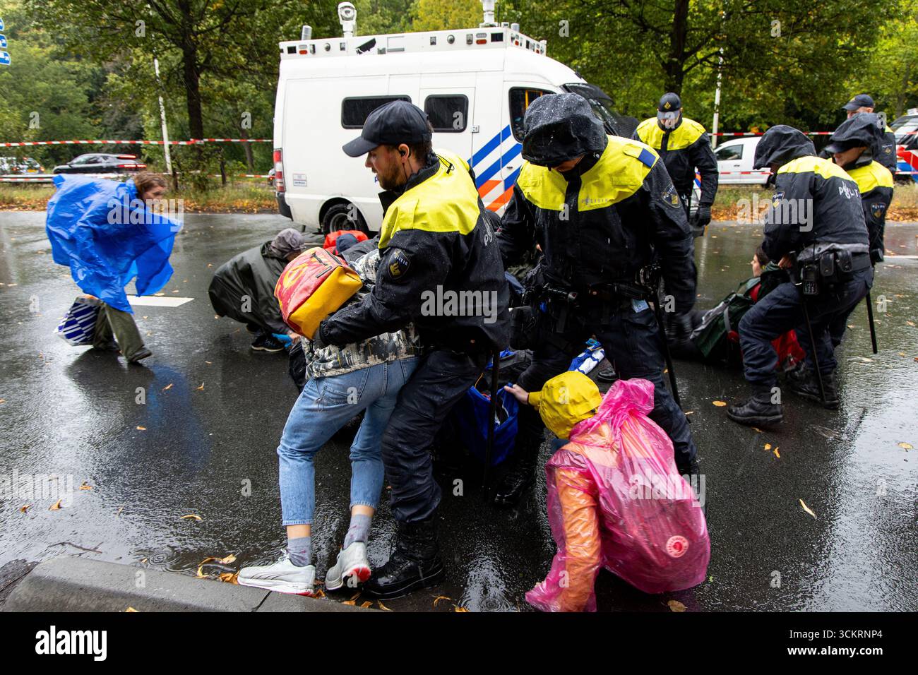 THE HAGUE - Police officers intervene in a blockade by climate ...