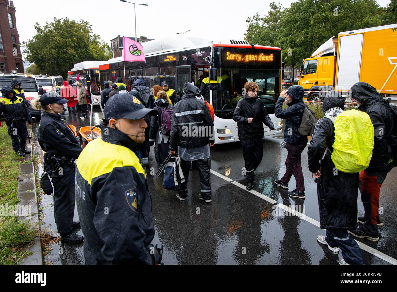 THE HAGUE - Police officers intervene in a blockade by climate ...