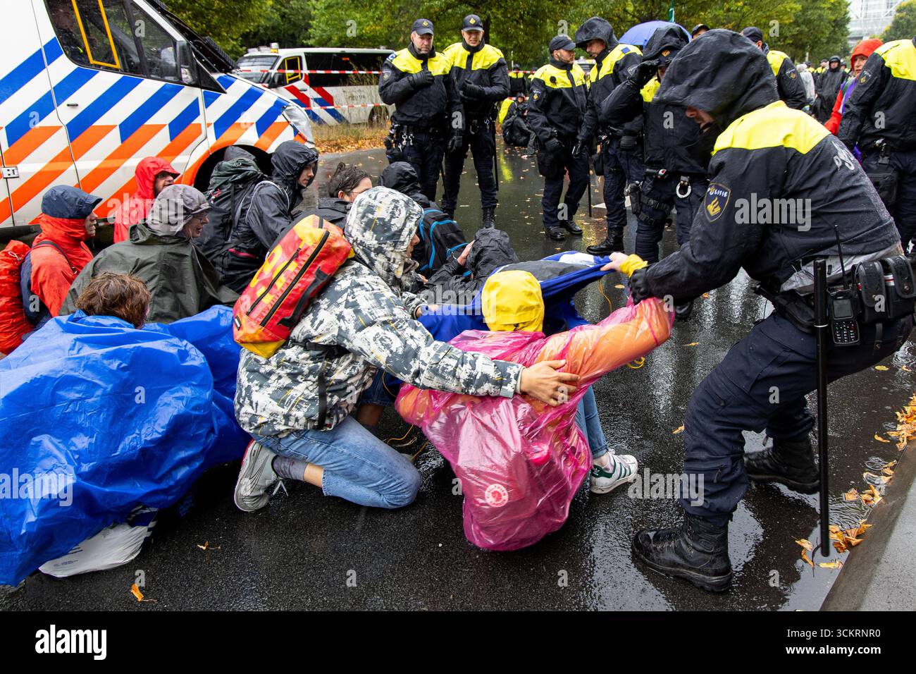 THE HAGUE - Police officers intervene in a blockade by climate ...