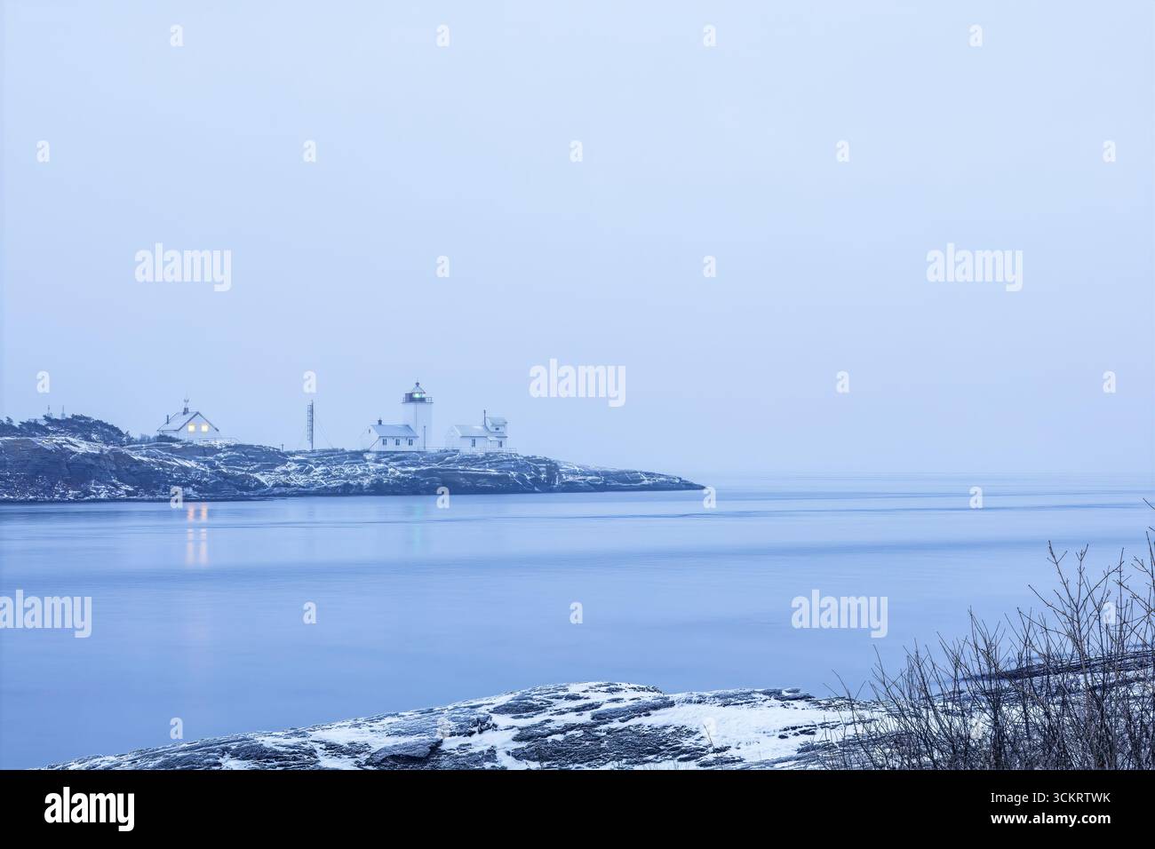 Seascape lighthouse on snowy shore hi-res stock photography and images ...
