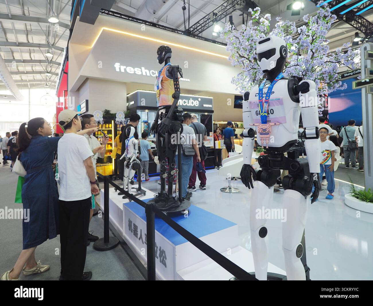SHANGHAI, CHINA- SEPTEMBER 13, 2025 - The audience visited the Marathon ...