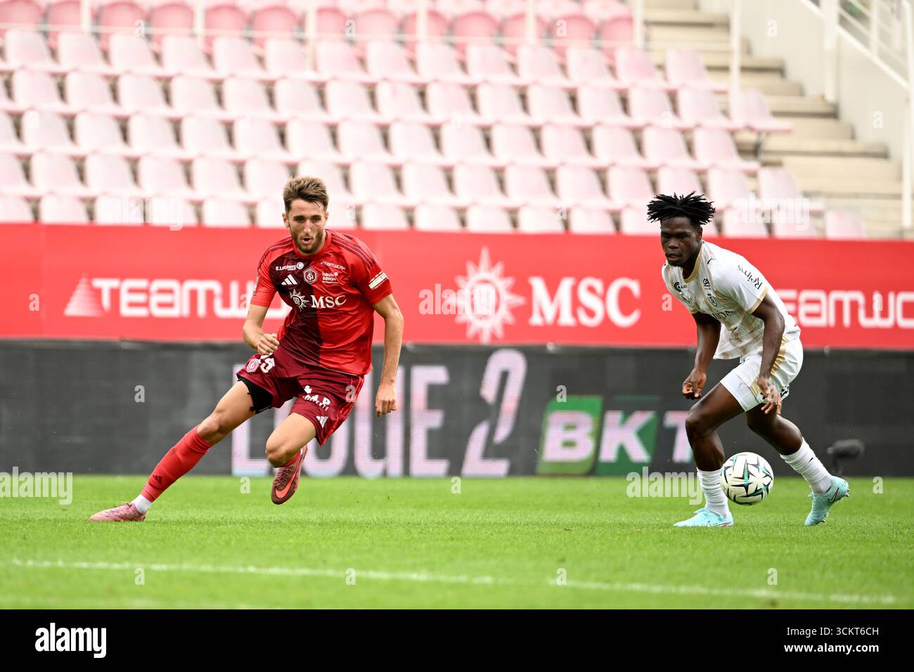 28 Elie N TAMON NTAMON (sdr) - 25 Paul VENOT (fca) during the Ligue 2 ...