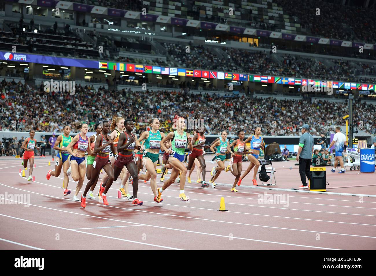 Athletes compete during the women's 10000 meters final at the World ...