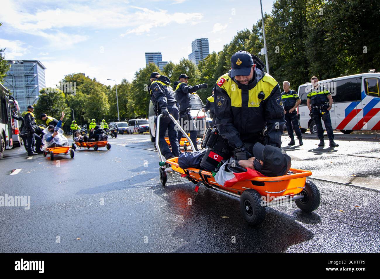 THE HAGUE - Police officers intervene in a blockade by climate ...