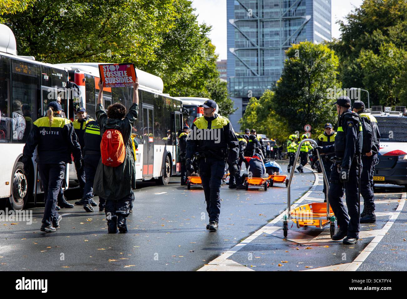 THE HAGUE - Police officers intervene in a blockade by climate ...