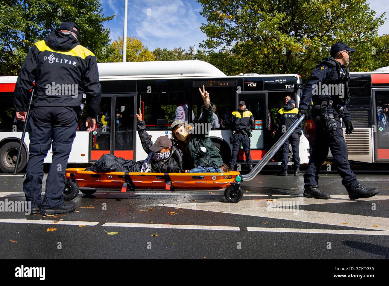 THE HAGUE - Police officers intervene in a blockade by climate ...