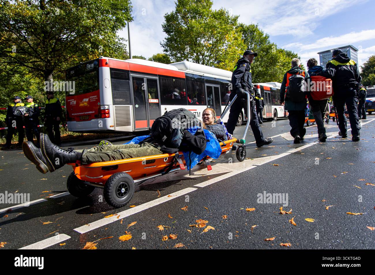 THE HAGUE - Police officers intervene in a blockade by climate ...