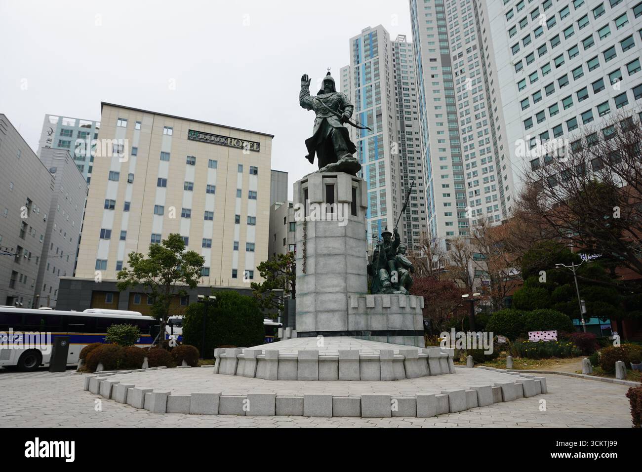 Korea statue hi-res stock photography and images - Alamy