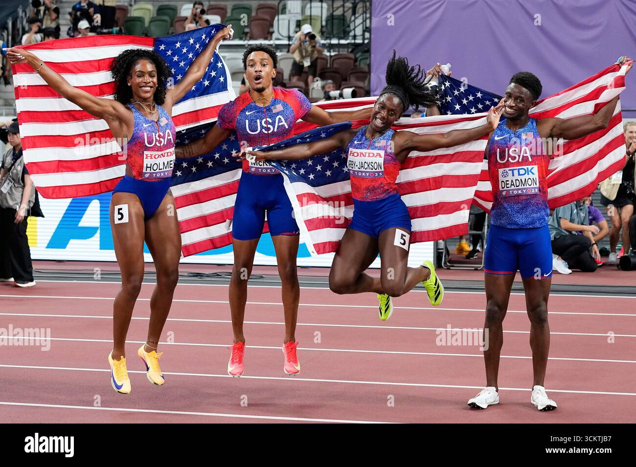 United States' Alexis Holmes, Jenoah McKiver, Lynn Irby-Jackson and ...