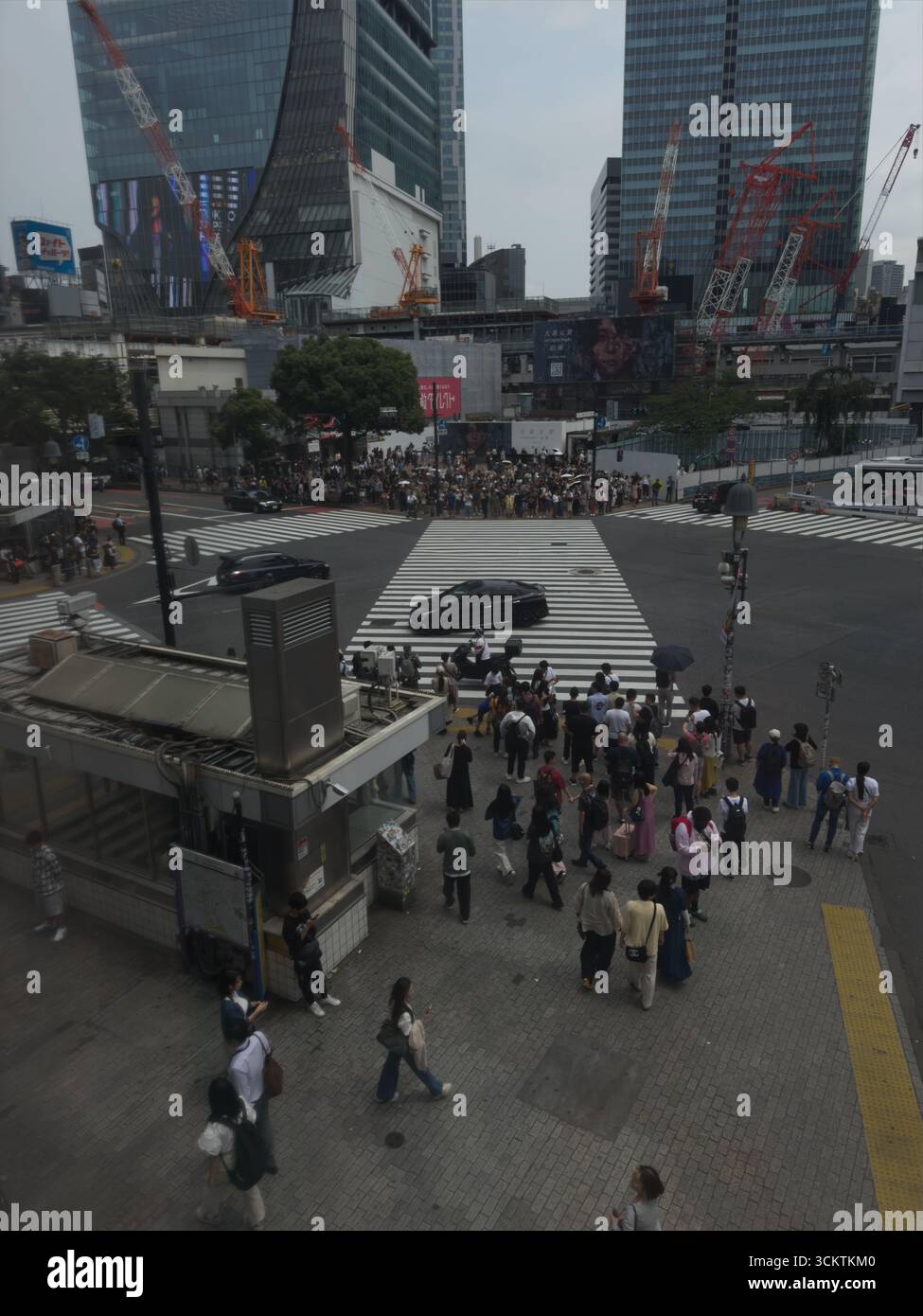 Pedestrians waiting to cross at Tokyo's iconic crossing point Stock ...