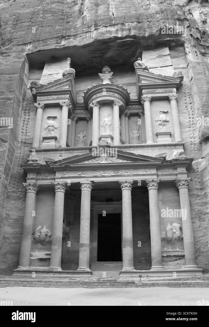 The Treasury (Al-Khazneh) in Petra, Jordan, UNESCO World Heritage Site ...