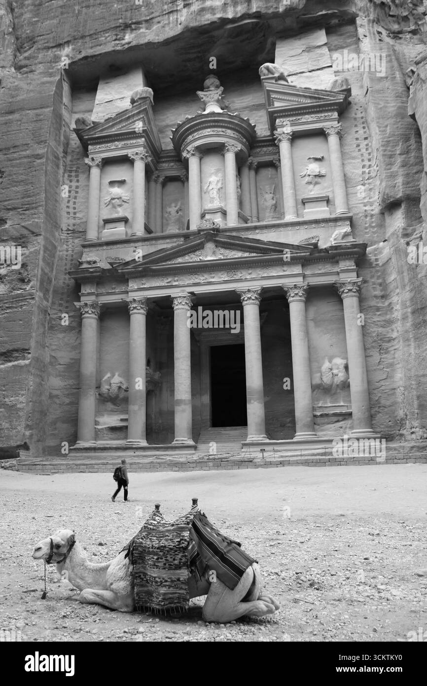 The Treasury (Al-Khazneh) in Petra, Jordan, UNESCO World Heritage Site ...