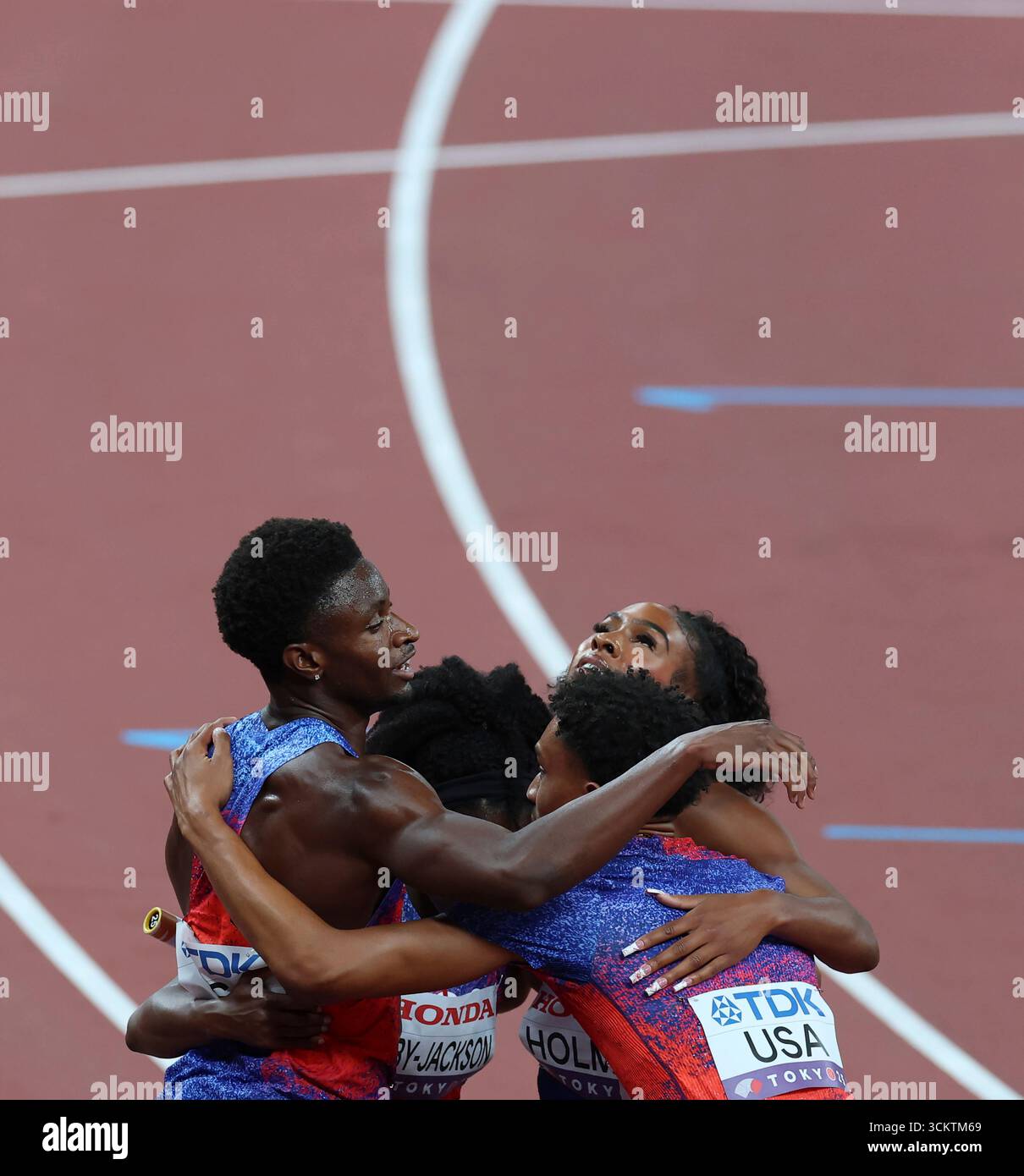 Team United States celebrates after finishing the mixed 4x400 meters ...