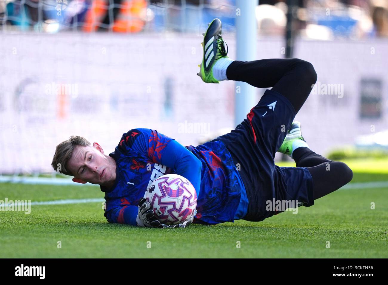 Crystal Palace goalkeeper Dean Henderson warming up prior to kick-off ...