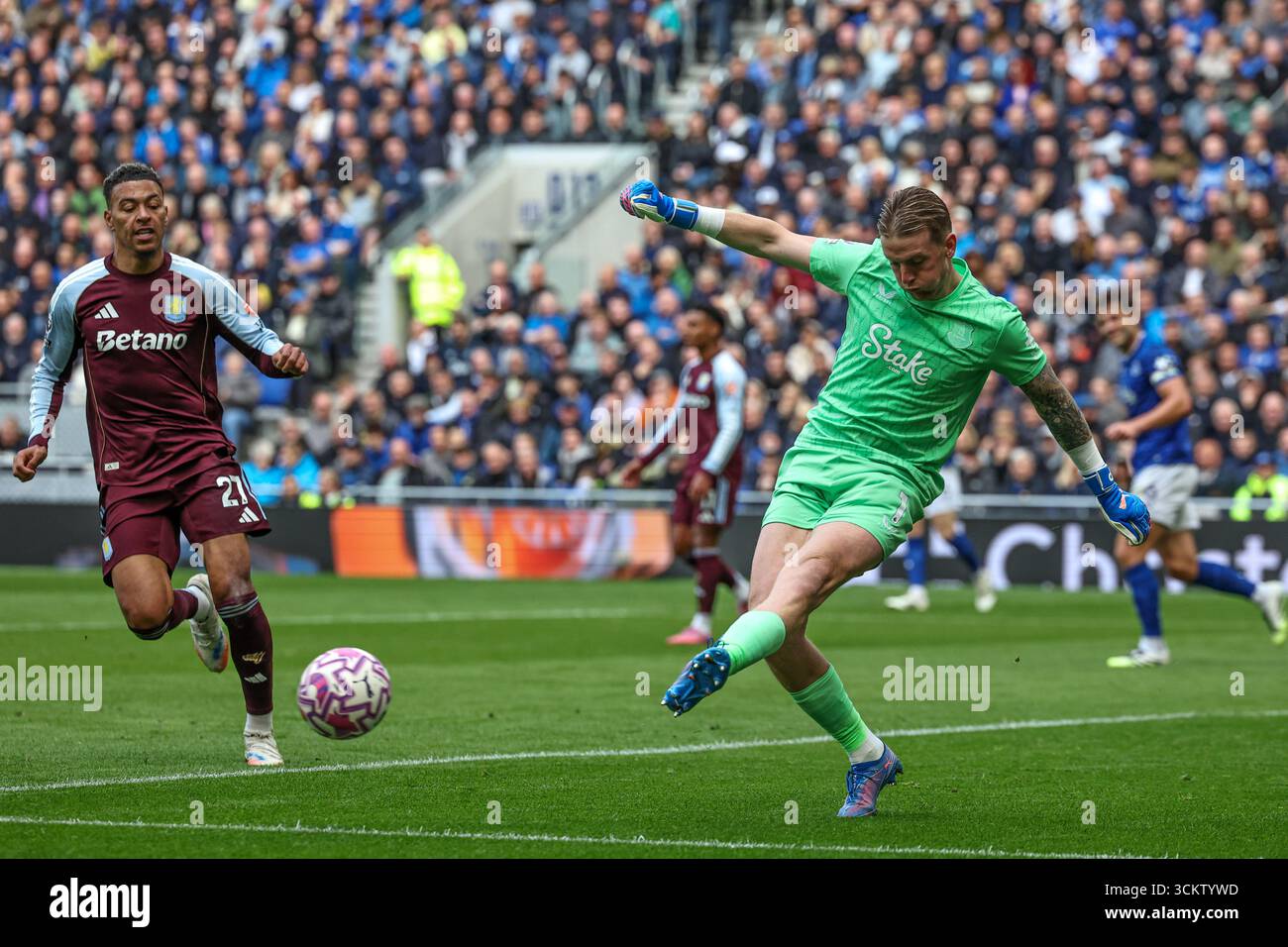 Jordan Pickford of Everton clears the ball during the Premier League ...