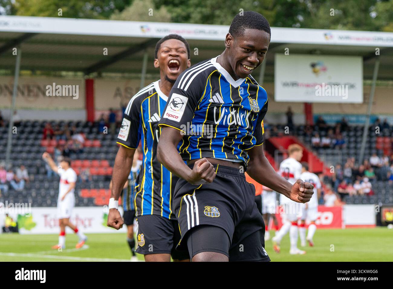 Torschütze Elijah Krahn (1. FC Saarbruecken, #05) jubelt mit Rodney ...