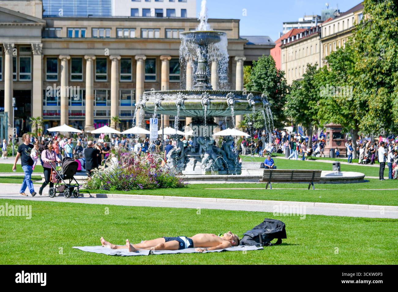 Menschen sonnenbaden im park hi-res stock photography and images - Alamy