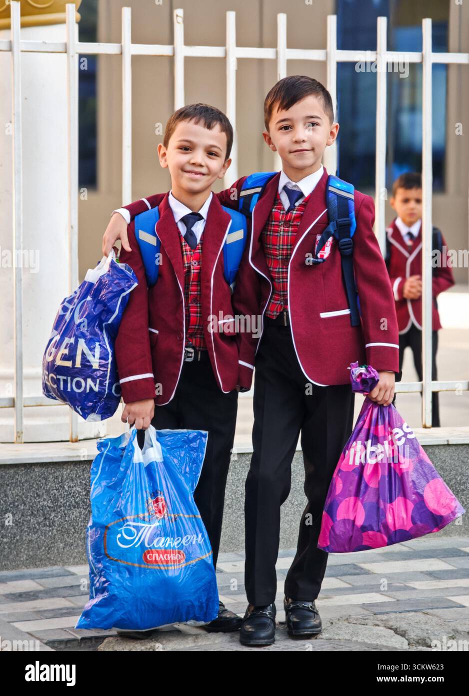 (250913) -- DUSHANBE, Sept. 13, 2025 (Xinhua) -- Two students walk to ...
