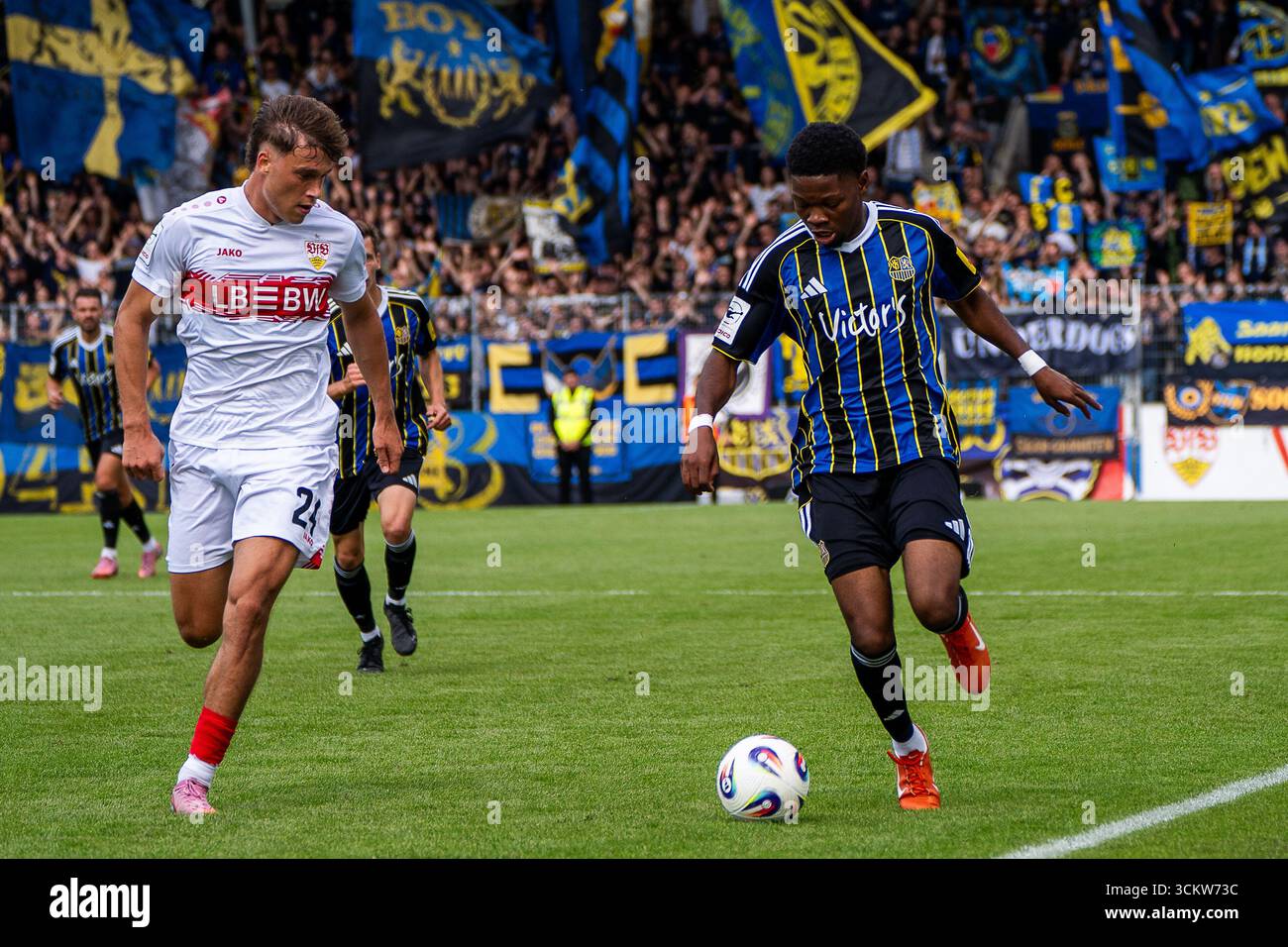 Dribbling von Rodney Elongo-Yombo (1. FC Saarbruecken, #17) gegen ...