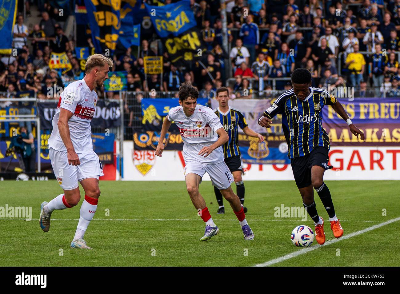 Zweikampf zwischen Rodney Elongo-Yombo (1. FC Saarbruecken, #17) und ...
