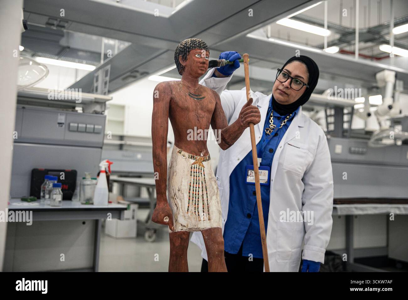 (250913) -- CAIRO, Sept. 13, 2025 (Xinhua) -- A conservator works on an ...