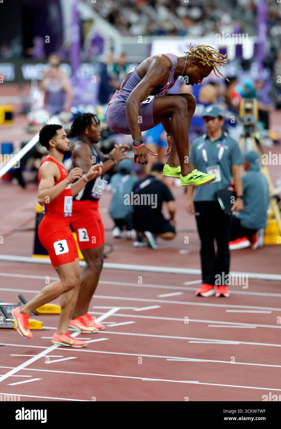 (250913) -- TOKYO, Sept. 13, 2025 (Xinhua) -- Noah Lyles (top) of the ...