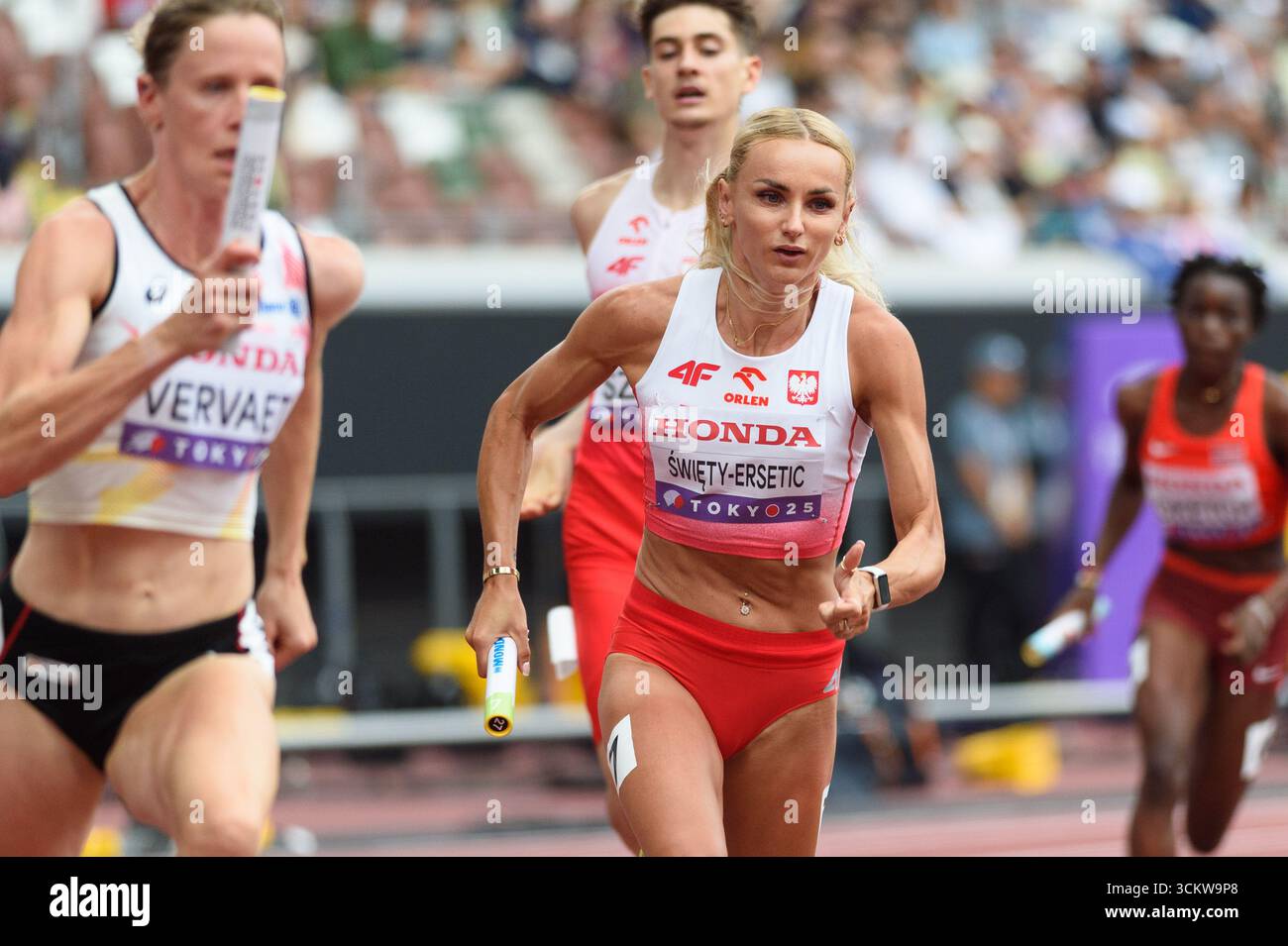 Justyna Swiety-Ersetic (Poland) during the mixed 4x400m relay heat ...