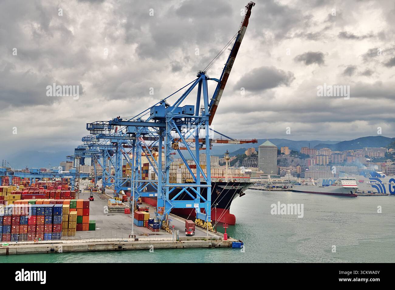 1.9.2025 Containerhafen Containerterminal am Hafen von Genua. Die MSC ...