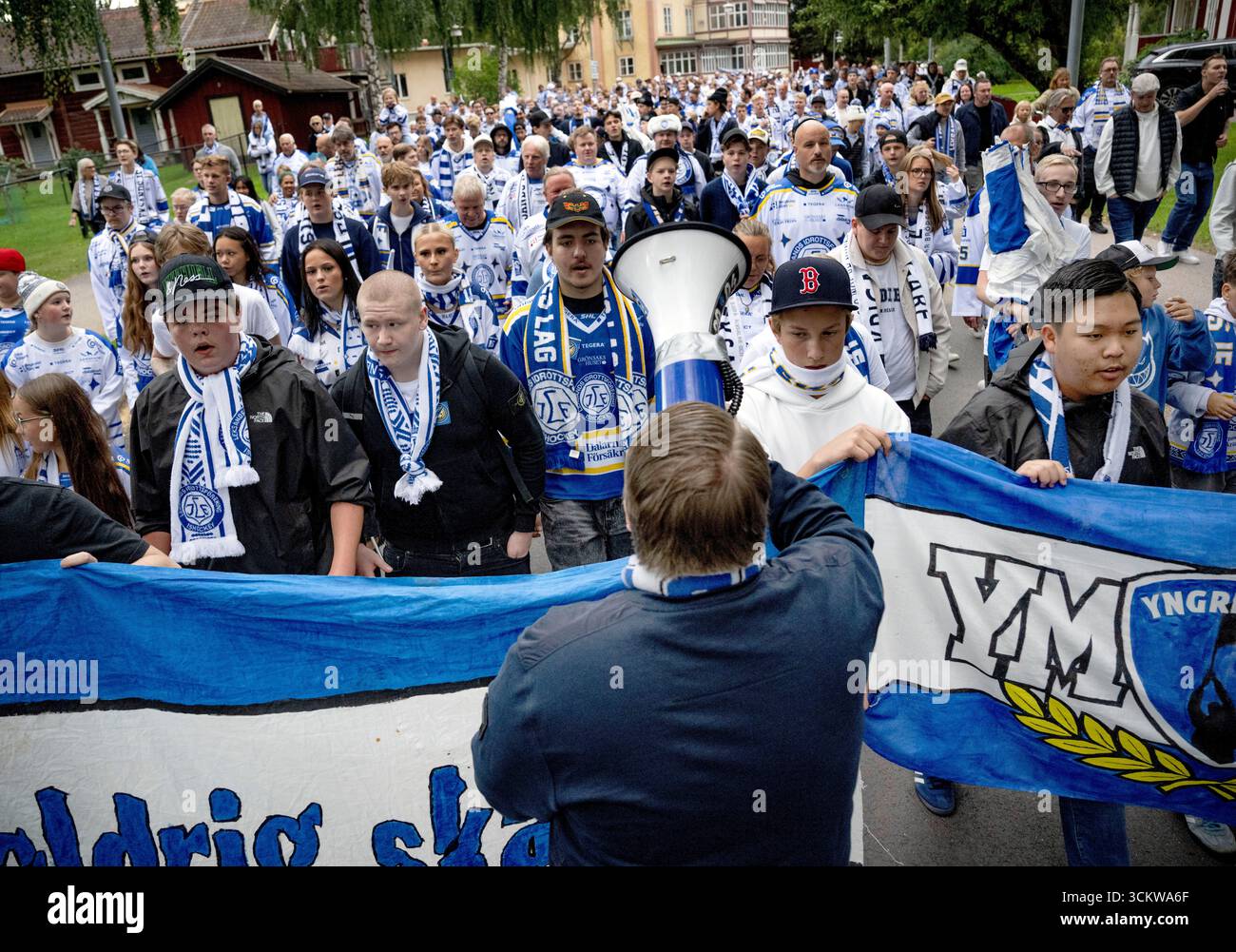 LEKSAND 2025-09-13 Leksands superstars på väg mot arenan inför ...
