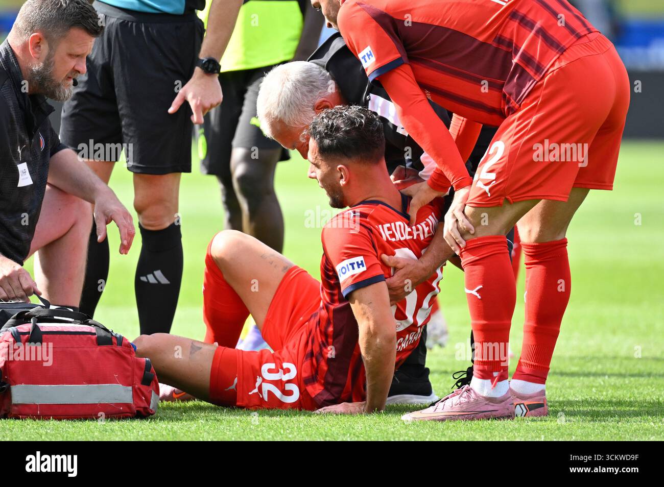 Leart Pacarada 1. FC Heidenheim 1846 FCH (32) verletzt Verletzung muss vom Platz 1. FC ...