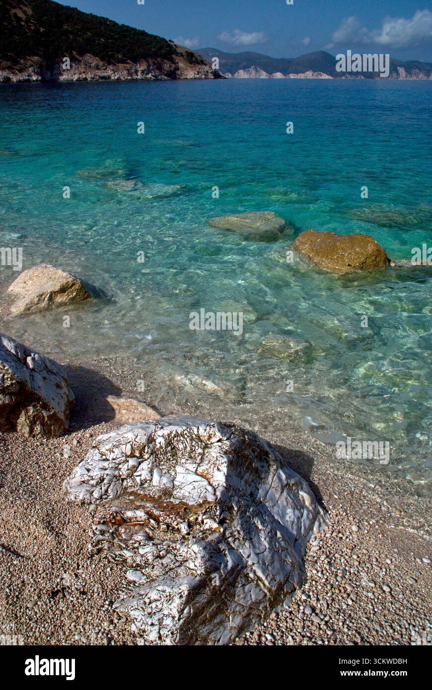 contrasto di colori tra gli scogli e l'acqua di Myrtos beach Stock ...