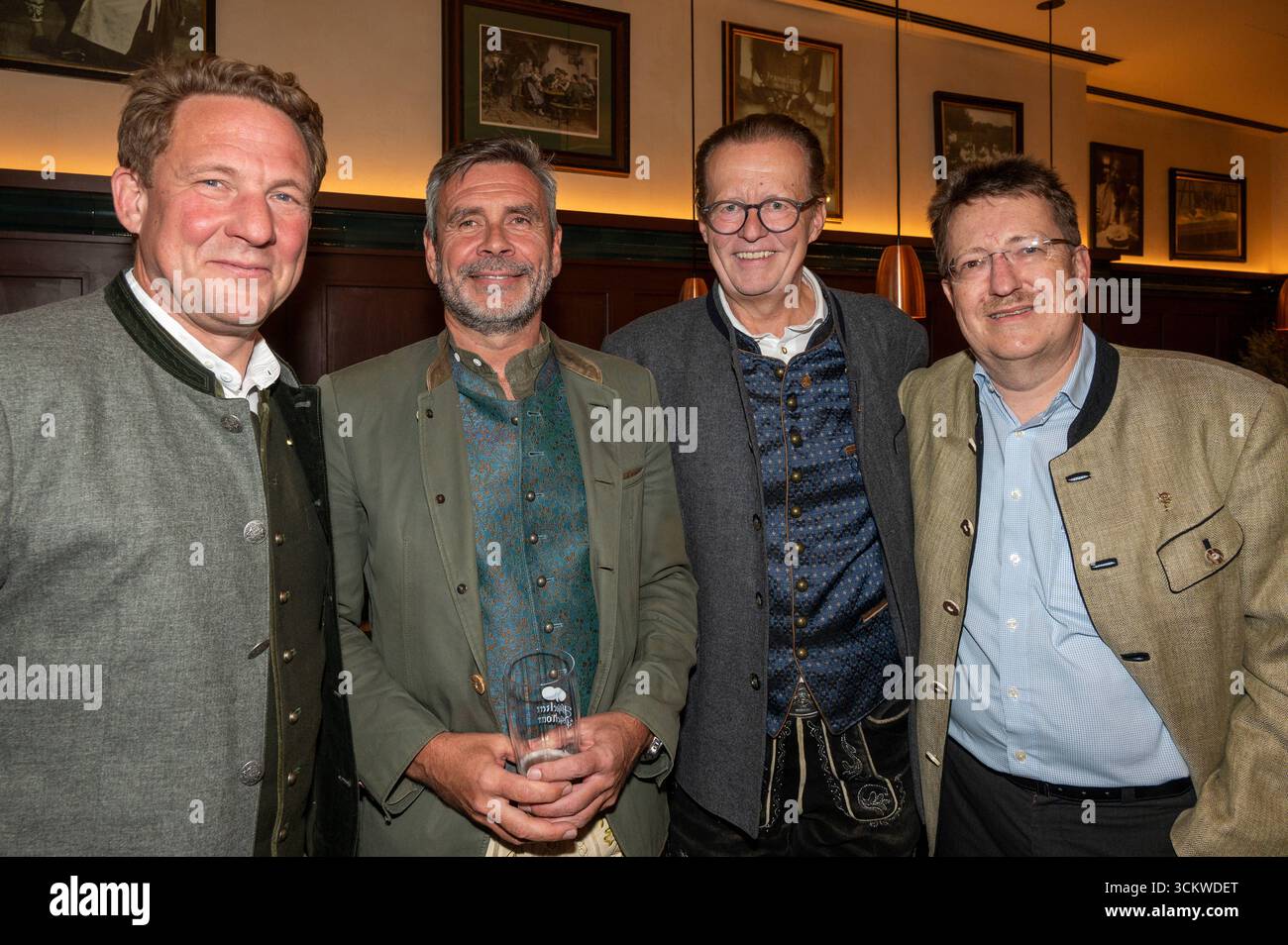 Muenchen, bei der Wiesnbierprobe in Kufflers Haxnbauer, v. l. Dr. Marc ...