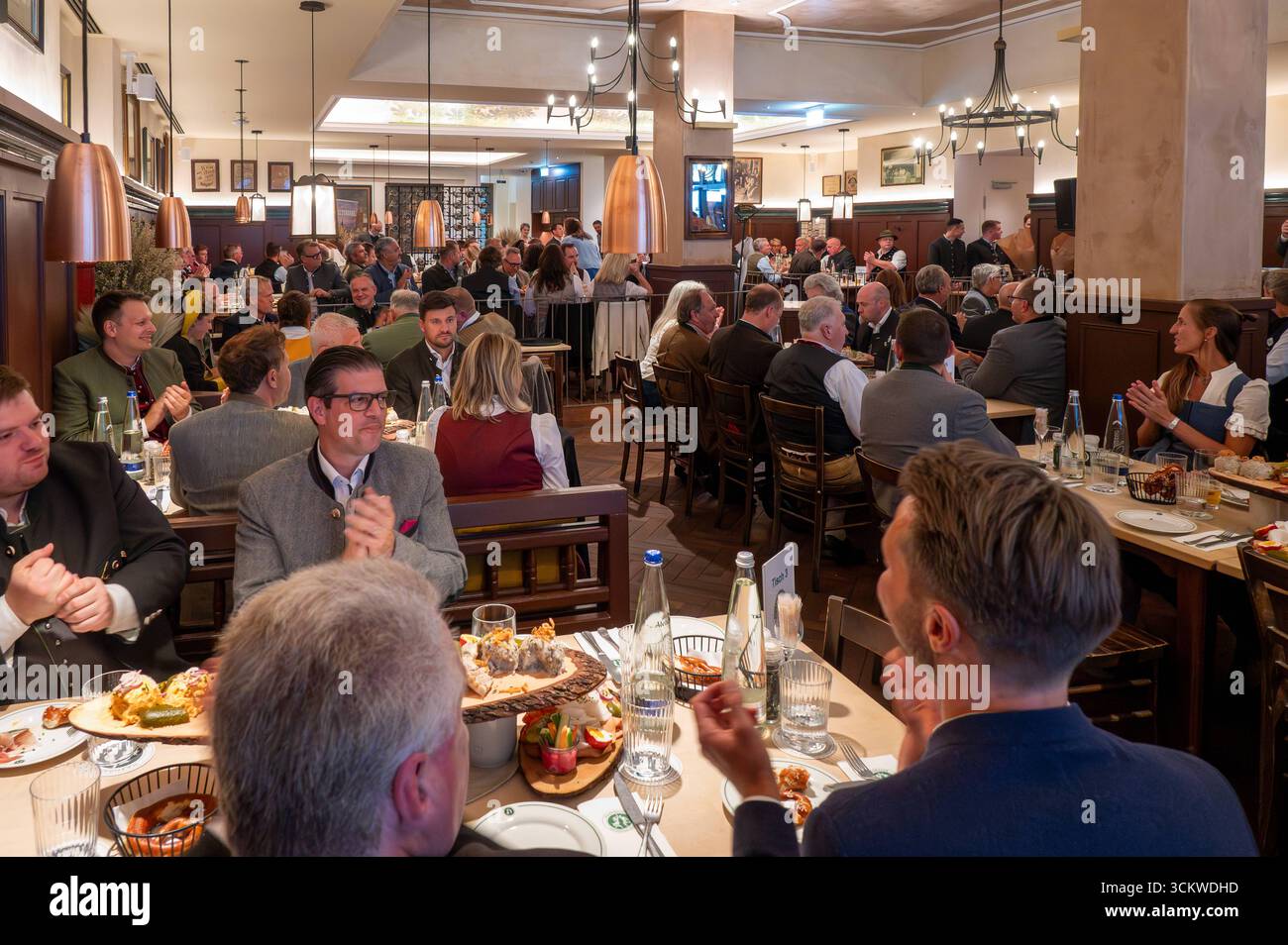 Muenchen, bei der Wiesnbierprobe in Kufflers Haxnbauer, volles Haus ...