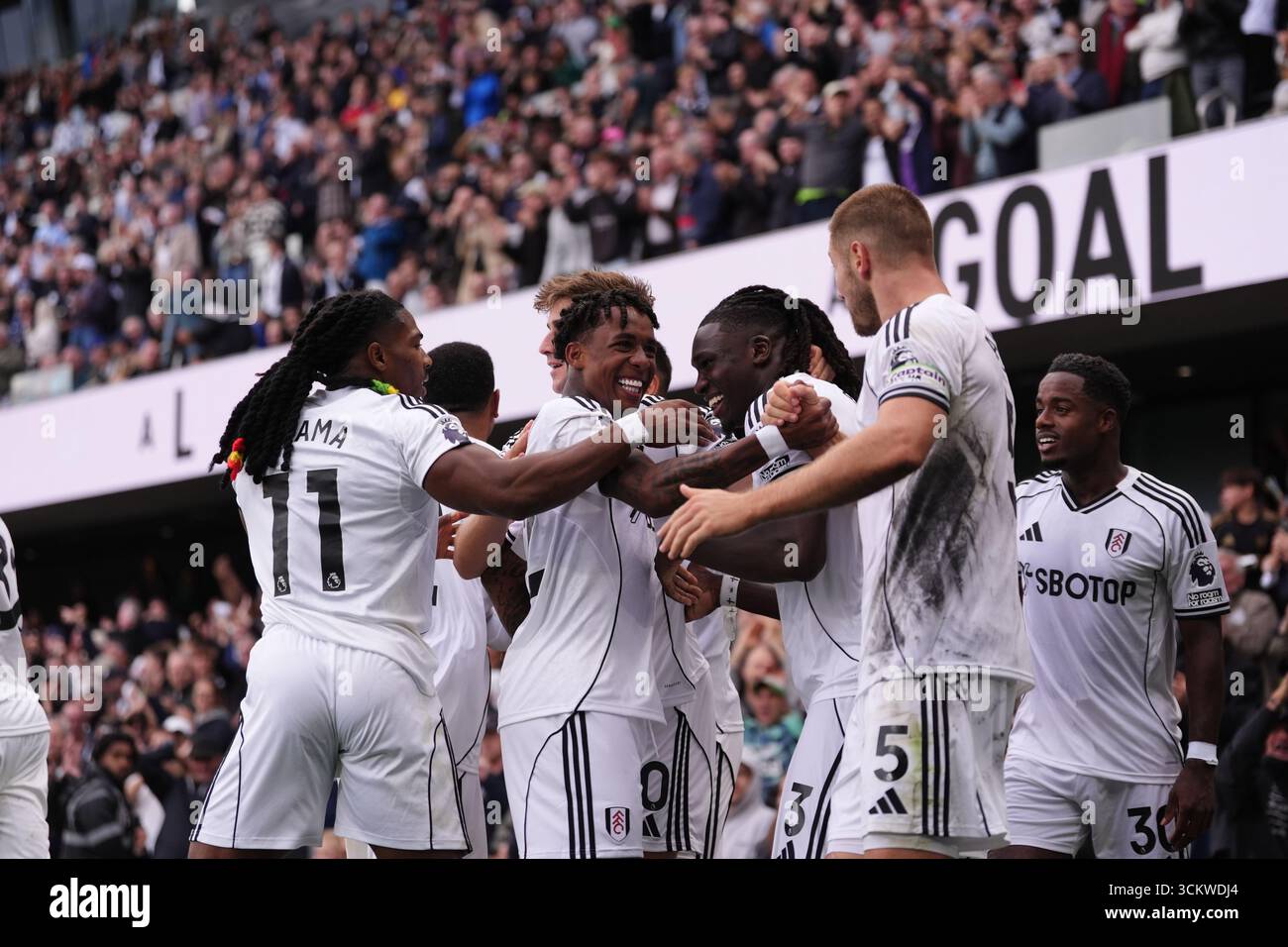 Fulham celebrate 2025 hi-res stock photography and images - Alamy